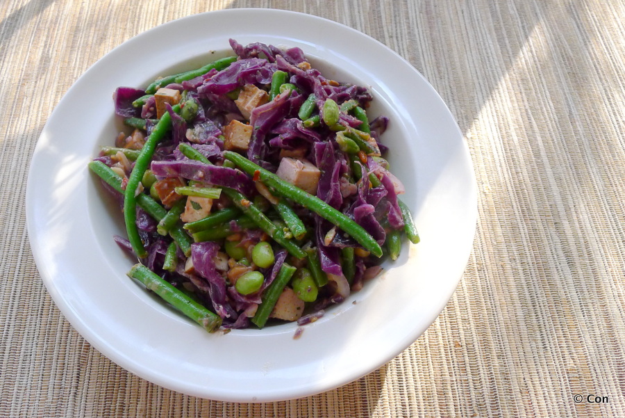 Rode kool roerbakschotel met pindasaus - Con-serveert