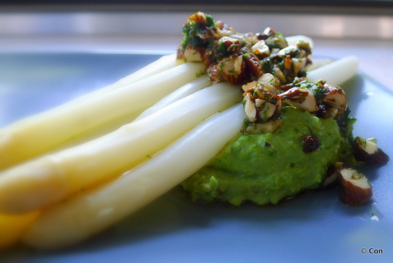 Asperges op erwtenpuree met amandel dressing - Con-serveert
