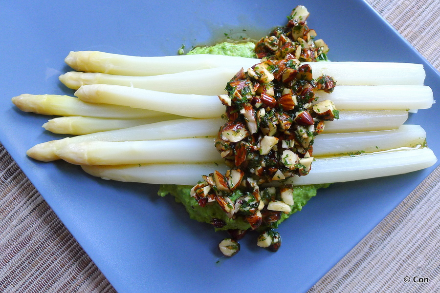 Asperges op erwtenpuree met amandel dressing - Con-serveert