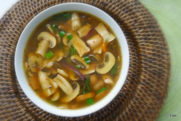 Koolhydraatarme heldere champignonsoep - Con-serveert